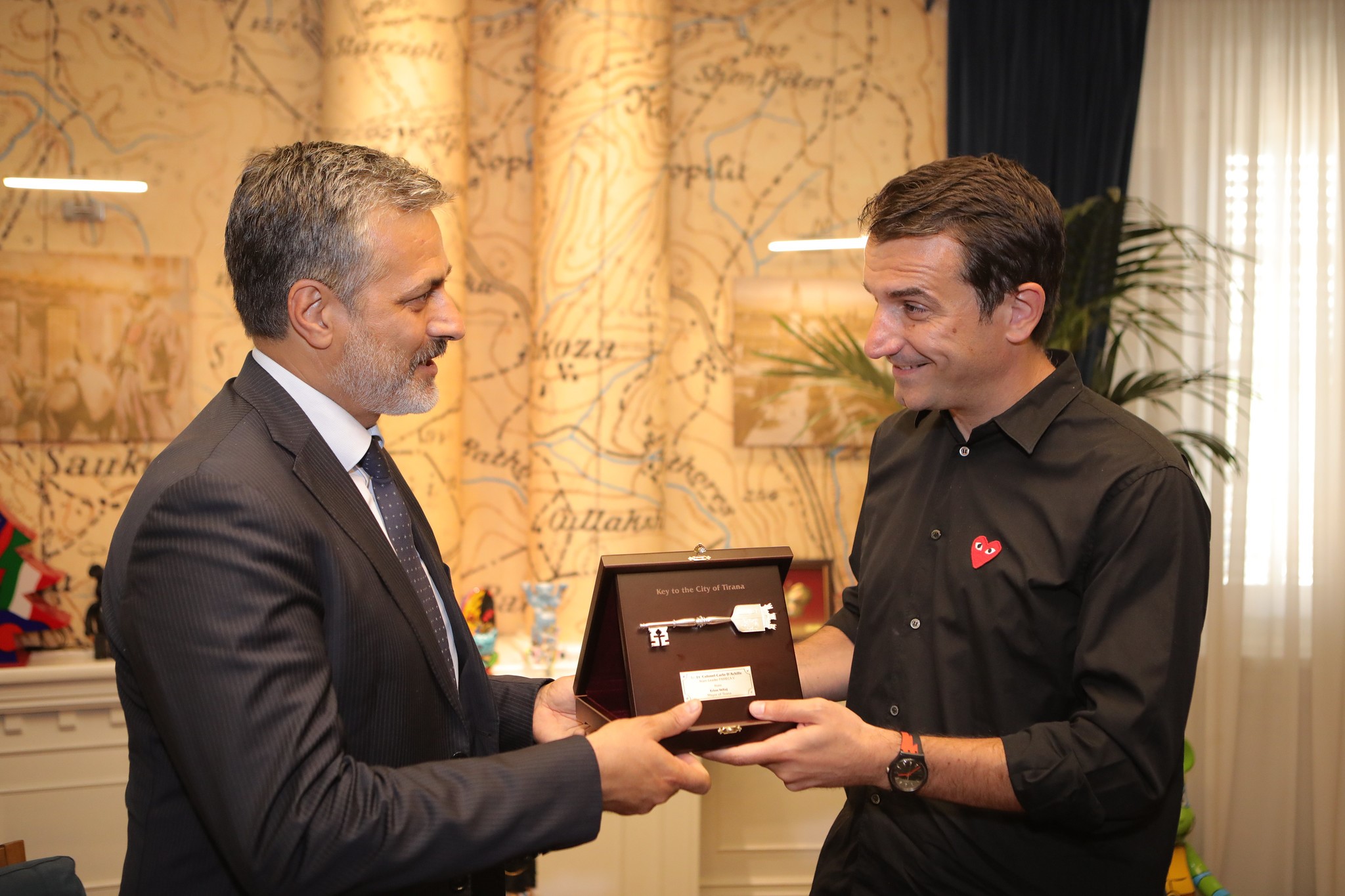 Veliaj i dorëzon “Çelësin e Qytetit” drejtuesit të misionit PAMECA ...