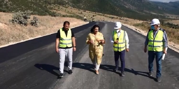 Nis asfaltimi në bypass-in e Vlorës, Balluku: Vepra është gjerdan ... Nis asfaltimi në bypass-in e Vlorës, Balluku: Vepra është gjerdan ...
