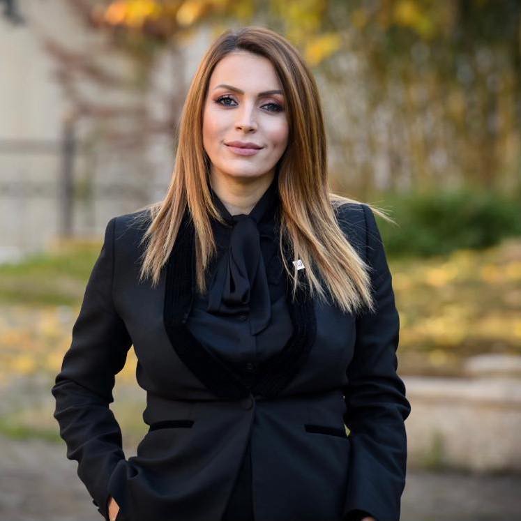 Blerina Gjylameti suprizon me bluzën e fushatës - www.lexo.al