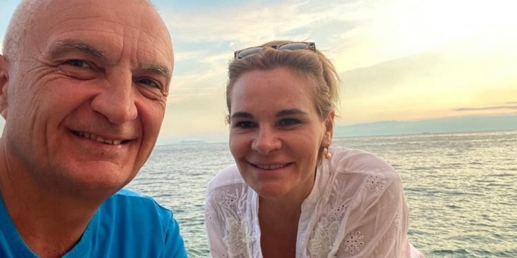 FOTO: “Një dashuri më vete”/ Ilir Meta ‘i dashuruar’, por këtë herë jo ...