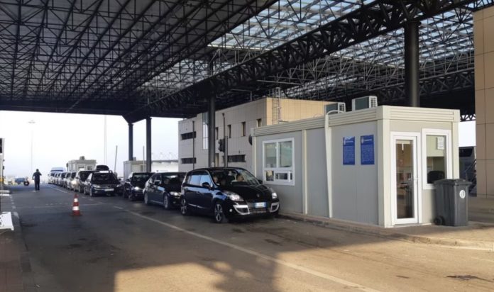 “Për arsye sigurie”, ndalohet hyrja në Kosovë e makinave me targa serbe ...